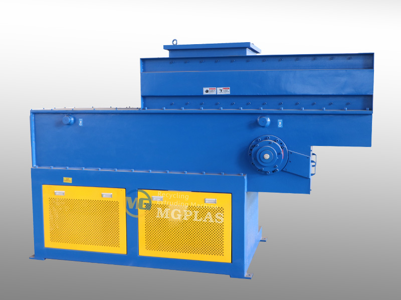 Efficient plastic pipe shredder machine with movable feeding hopper ...