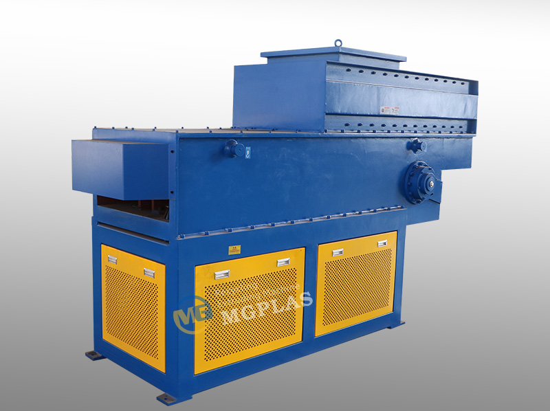 Efficient plastic pipe shredder machine with movable feeding hopper ...
